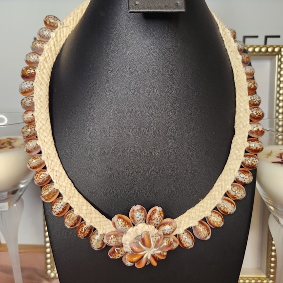 Handmade | Jewelry | Handmade Shell Necklace With Flower Design | Poshmark